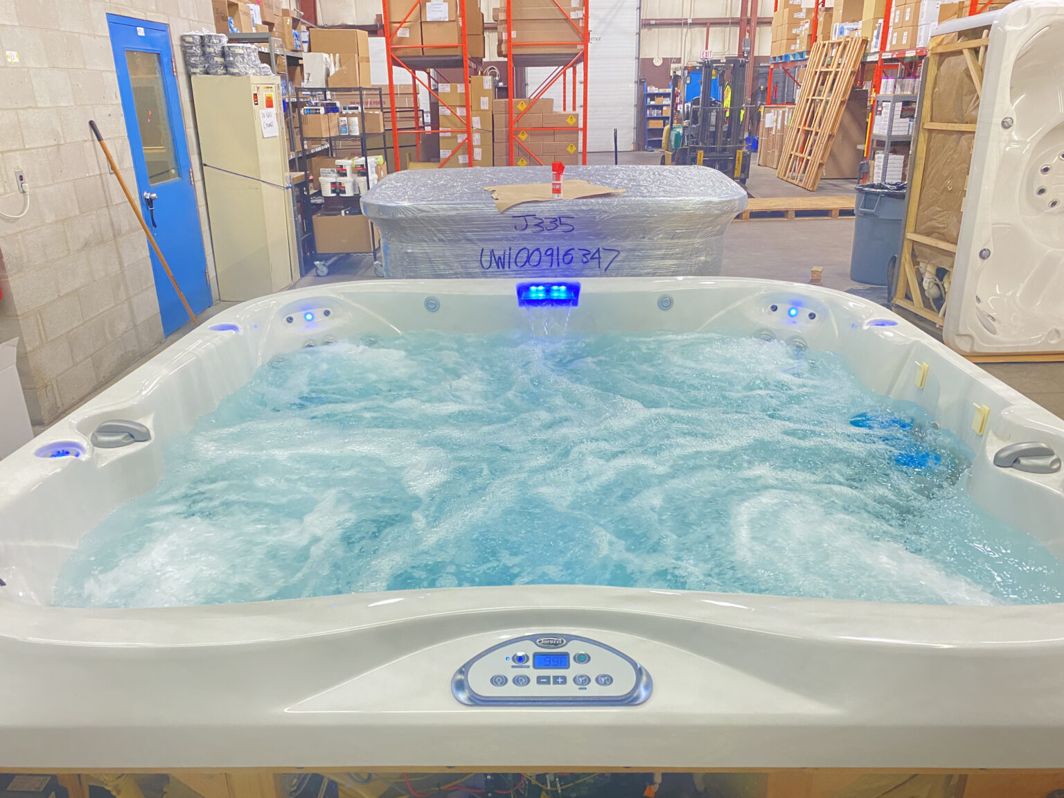 Jacuzzi® J-385™ -UJ100696829 - Used Hot Tubs